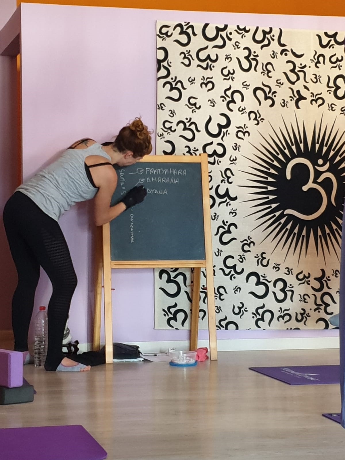 Descubre las Funciones Clave de un Instructor de Yoga Aéreo • Mente Bio